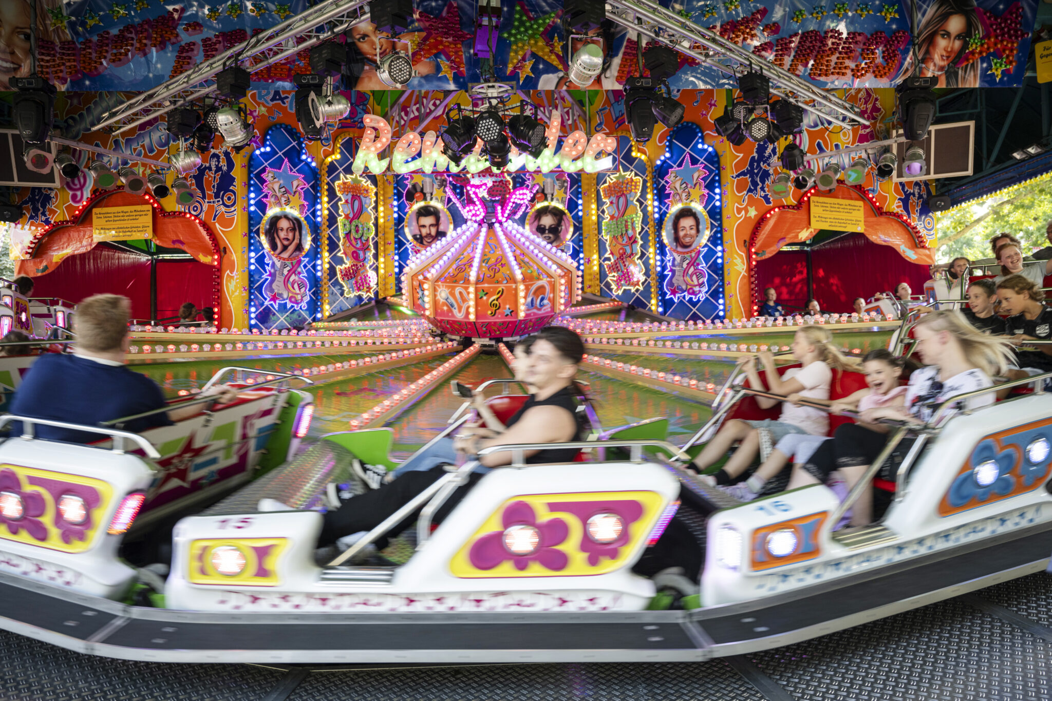 Moerser Kirmes 2025: Fünf Tage Action, Spaß und Familienmomente in der Innenstadt - Kirmes Moers